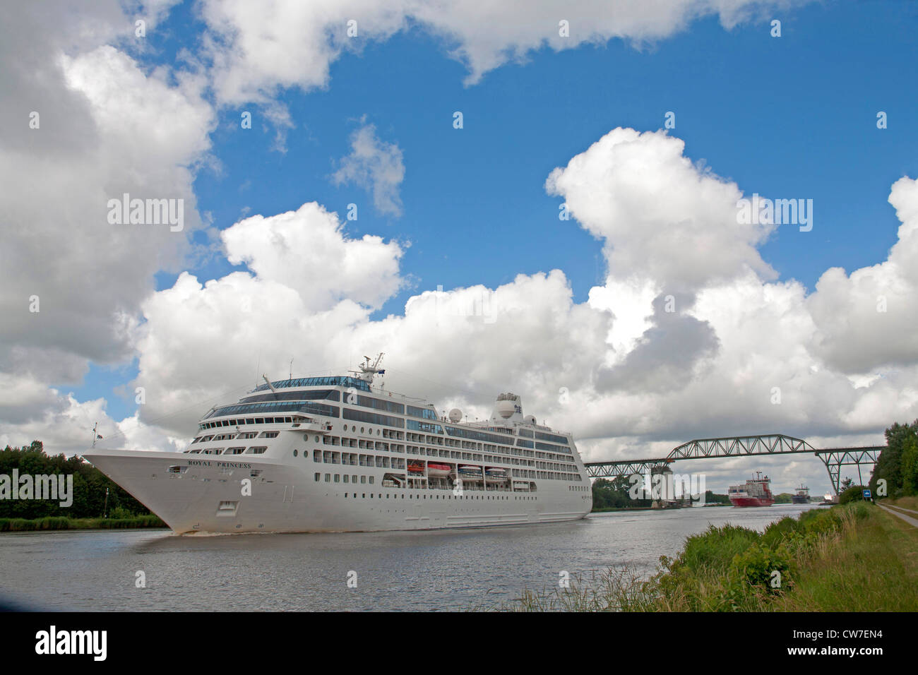 Kreuzfahrtschiff MV Royal Princess geht auf dem Nord-Ostsee-Kanal, Deutschland, Schleswig ...