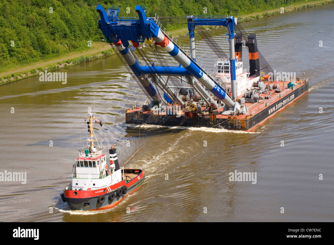 Schlepper und Kran Schiff Matador 3 am Nord-Ostsee-Kanal, Deutschland ...