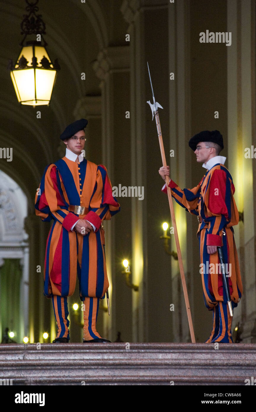 Vatikan schweizer wachen -Fotos und -Bildmaterial in hoher Auflösung ...