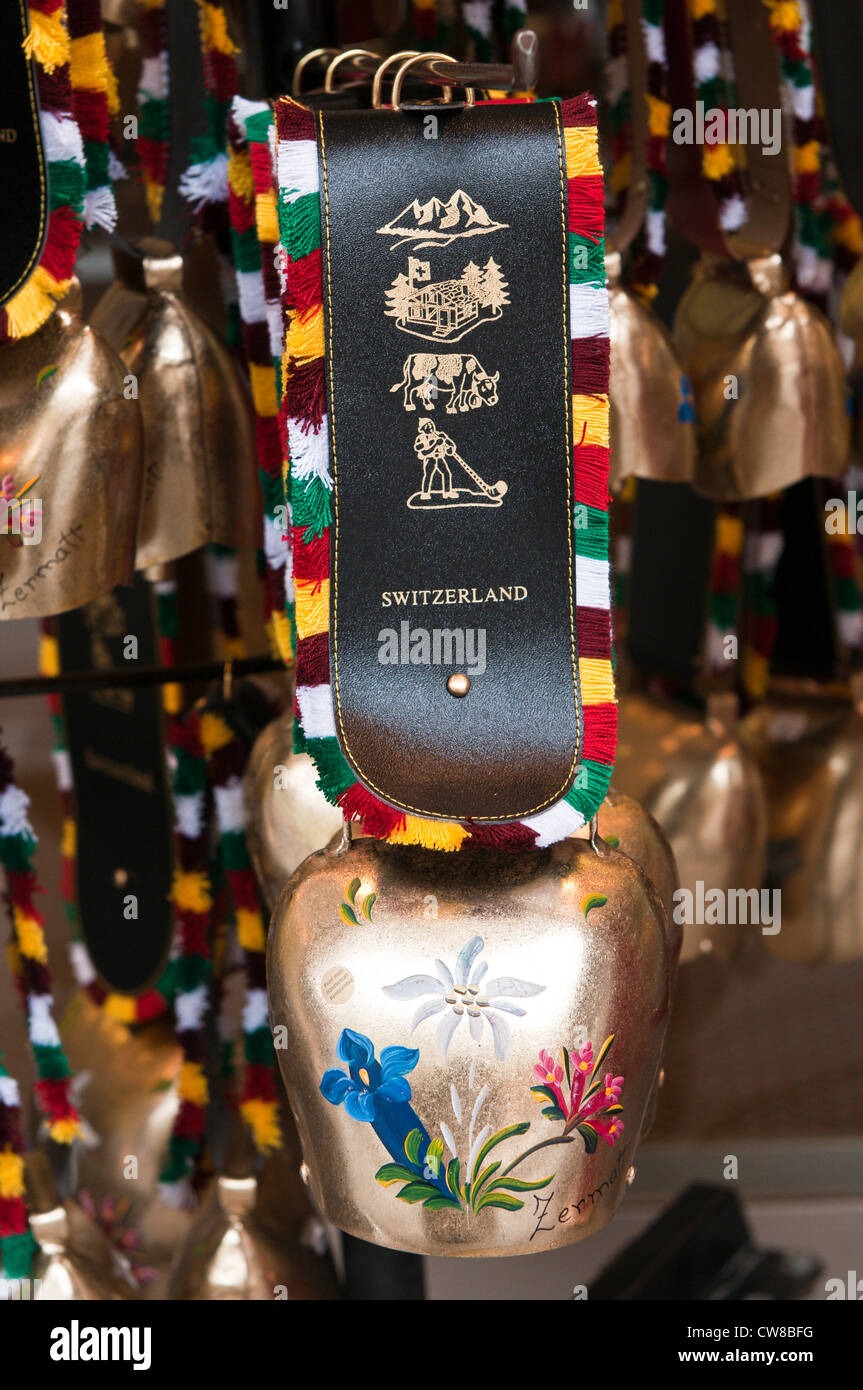 Zermatt, Schweiz. Kuhglocke Souvenirs in Zermatt Stockfotografie - Alamy