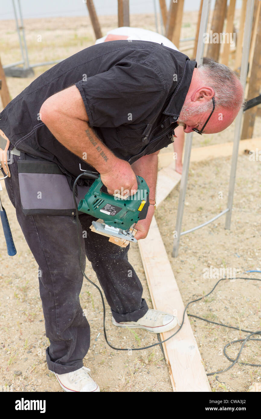 Robert Bradford Künstler und Bildhauer arbeitet an seinem Feuer ...