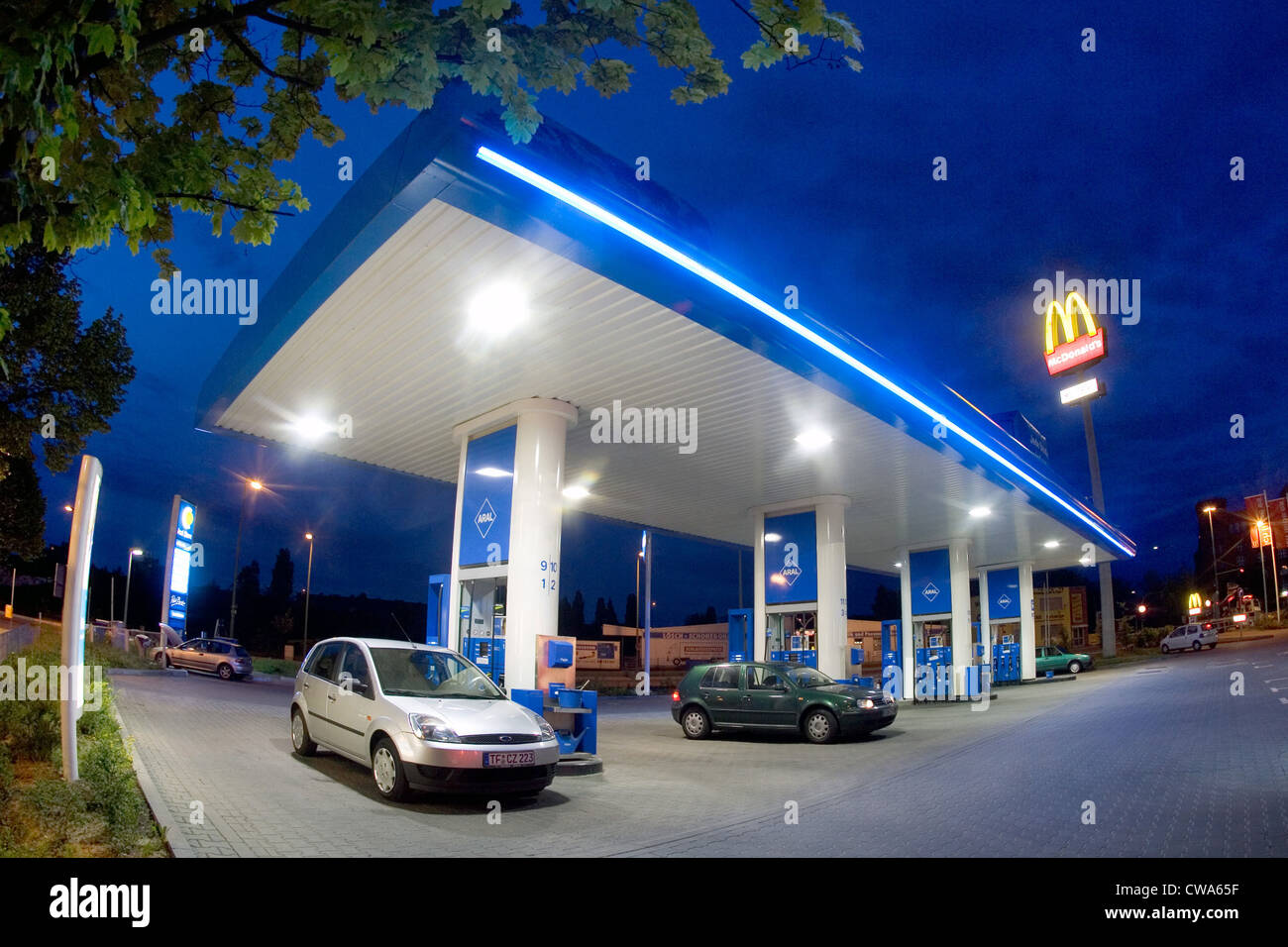 Aral petrol pump -Fotos und -Bildmaterial in hoher Auflösung – Alamy