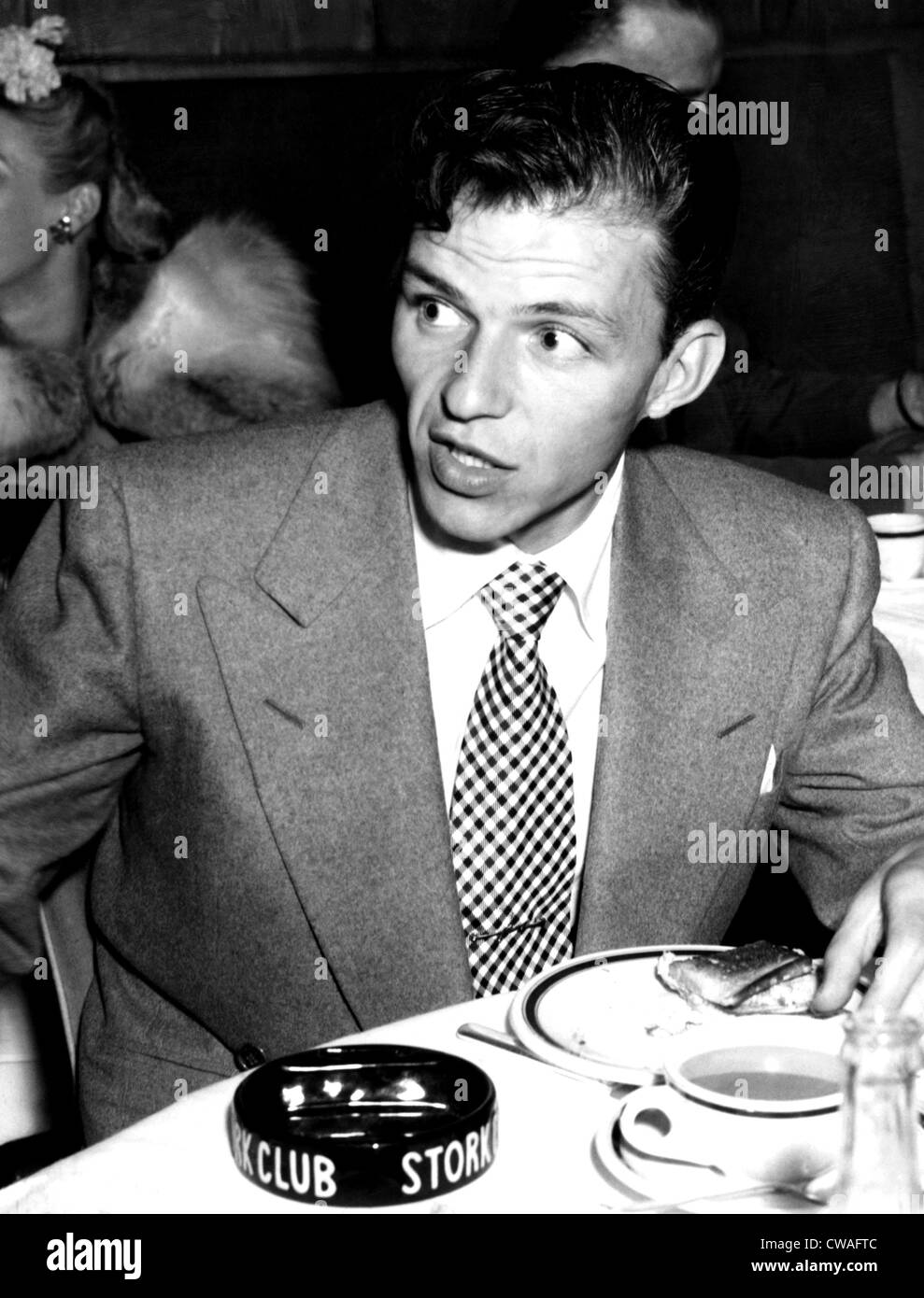 Frank Sinatra im Stork Club, 1944. Höflichkeit: CSU Archive / Everett ...