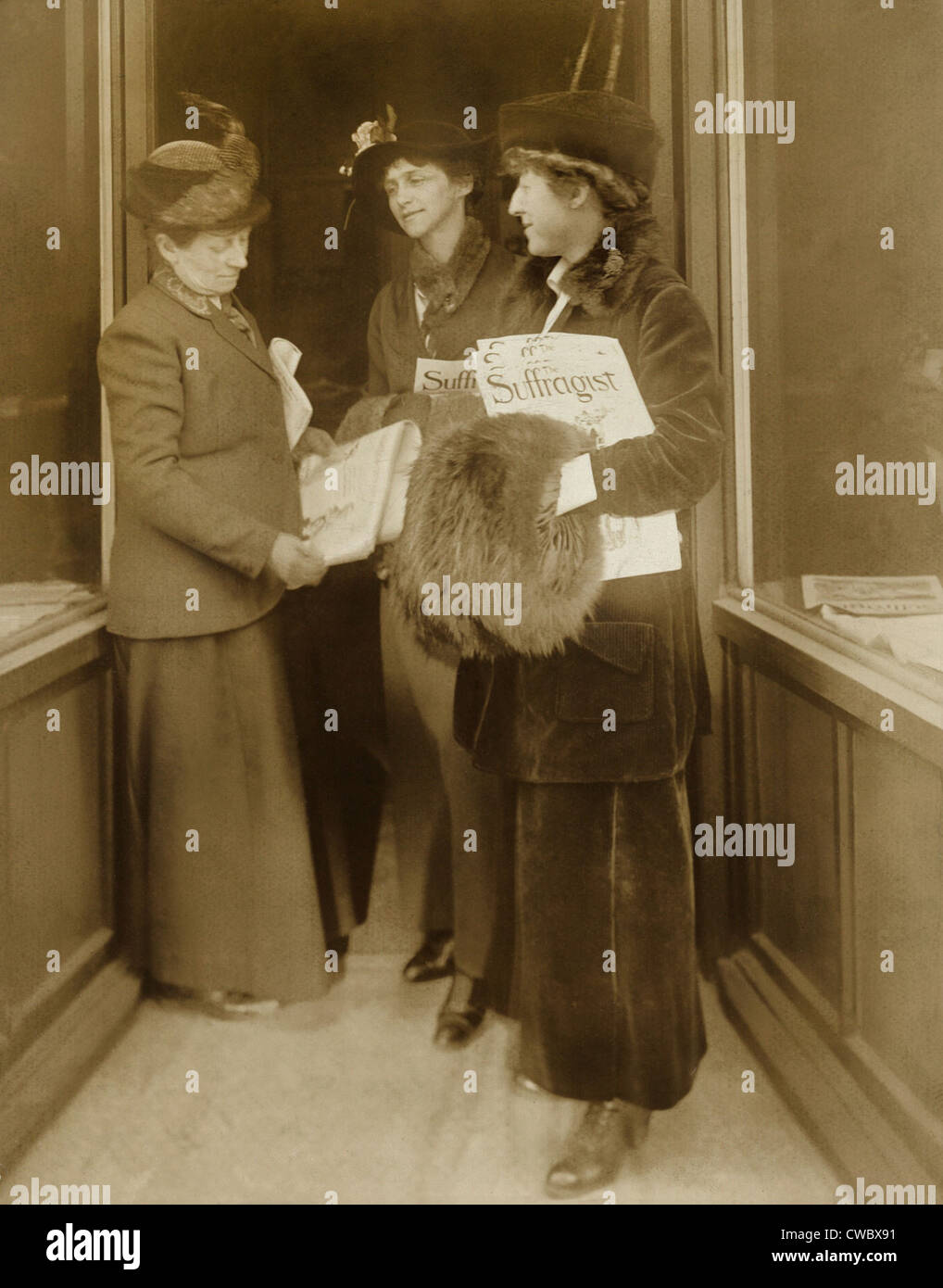 Jeanette Rankin, mit Hut, Pelzmuff und mehrere Fragen von THE ...