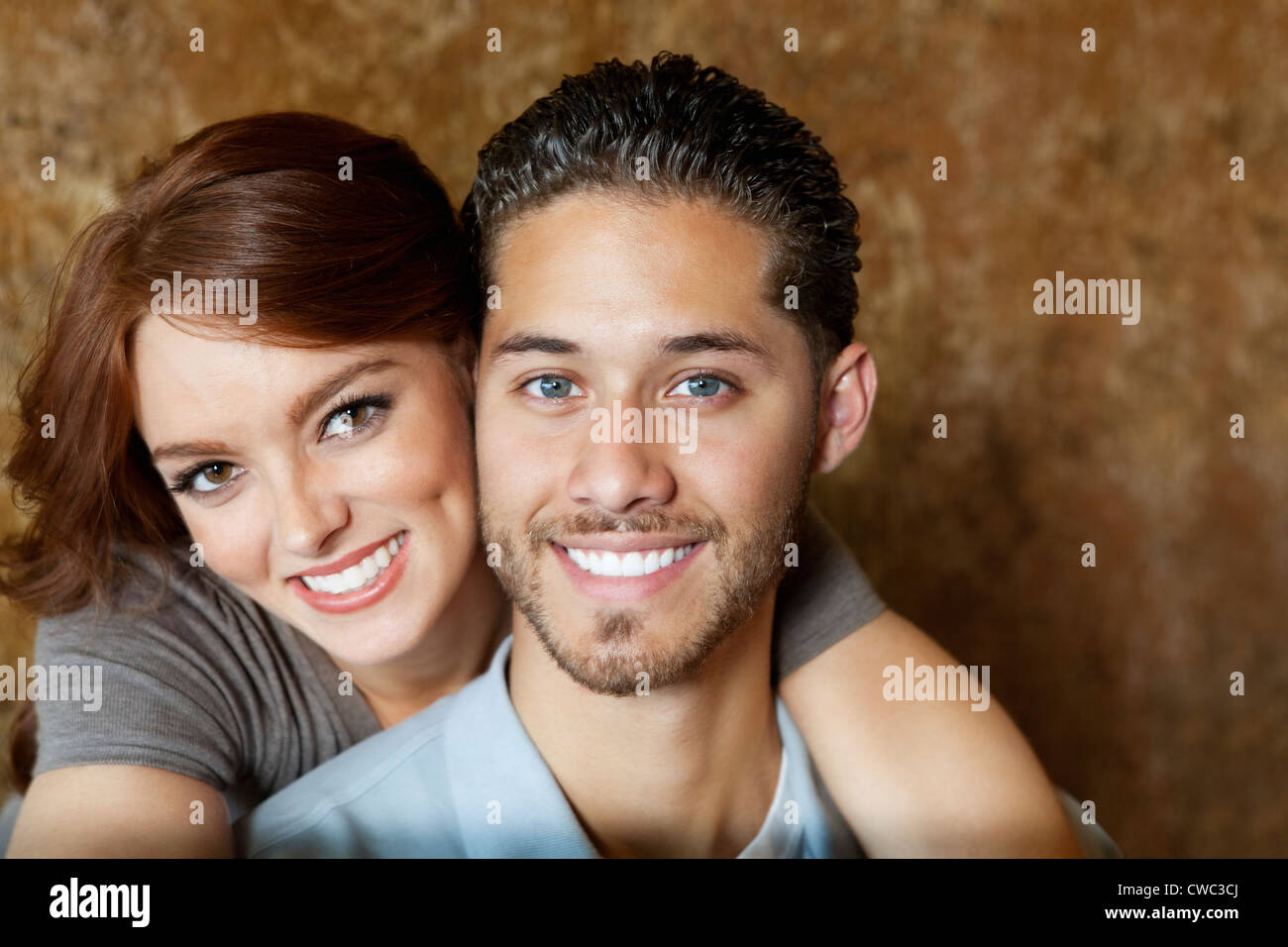 Schöne junge Frau umarmt Mann von hinten in Nahaufnahme Stockfotografie ... Schöne junge Frau umarmt Mann von hinten in Nahaufnahme Stockfotografie ...
