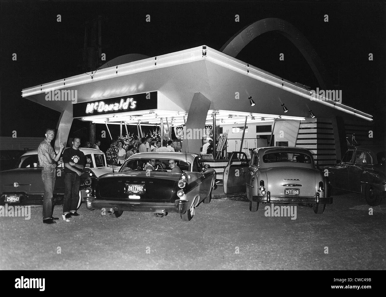 Kunden auf ein das erste McDonald's-Restaurant am 15. April 1955 von ... Kunden auf ein das erste McDonald's-Restaurant am 15. April 1955 von ...