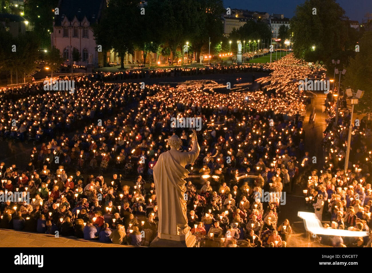 Abendliche Lichterprozession in Lourdes, Frankreich Stockfotografie - Alamy