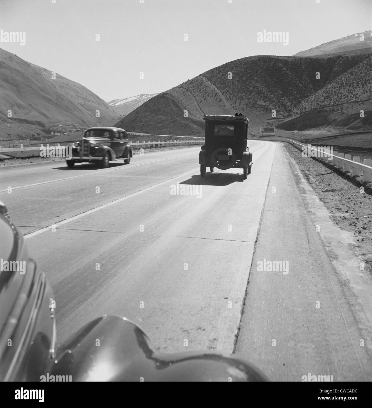 Three lane highway Schwarzweiß-Stockfotos und -bilder - Alamy
