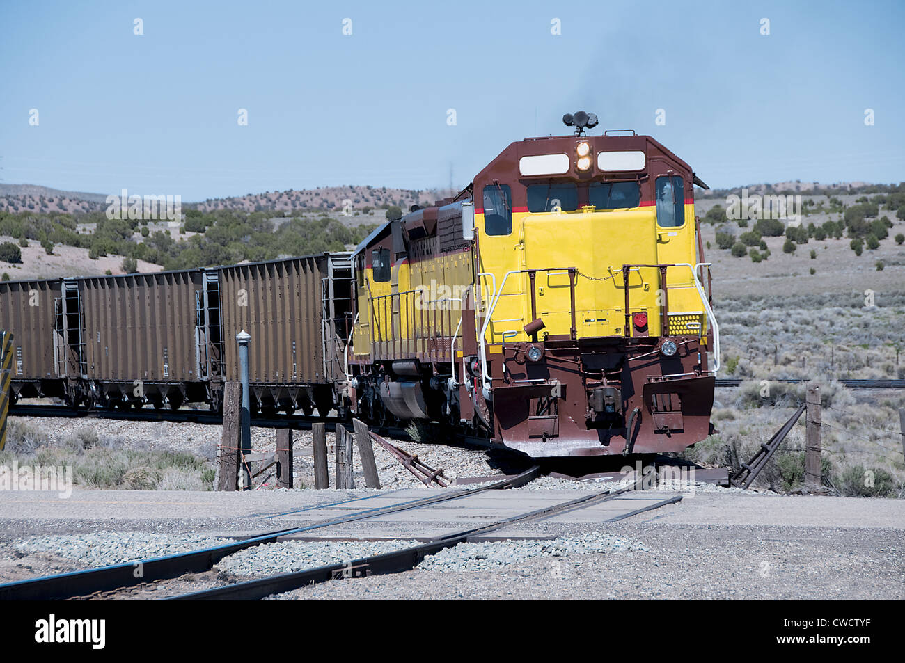 Gelbe lokomotive -Fotos und -Bildmaterial in hoher Auflösung – Alamy