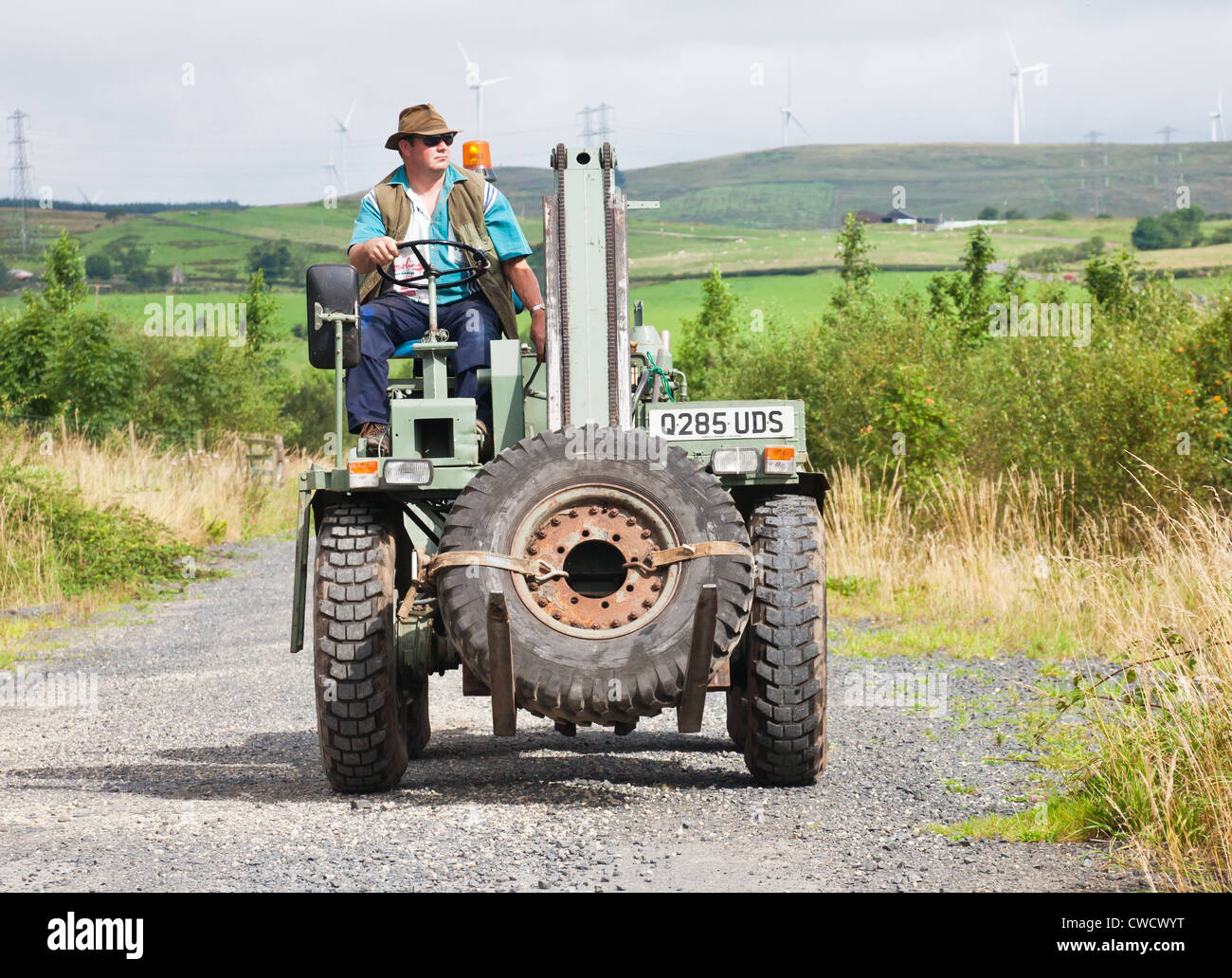 Ein Ex-Armee-Gabelstapler fahren, während ein Ayrshire Oldtimer Traktor ...