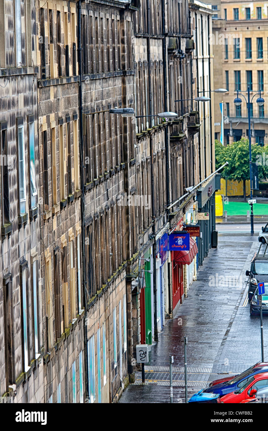 Verlassene nasse Straße, Edinburgh, Schottland Stockfotografie - Alamy