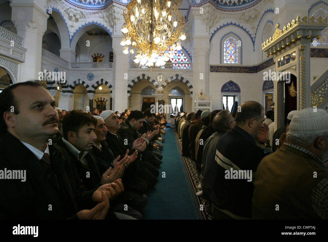 Muslime beten -Fotos und -Bildmaterial in hoher Auflösung – Alamy