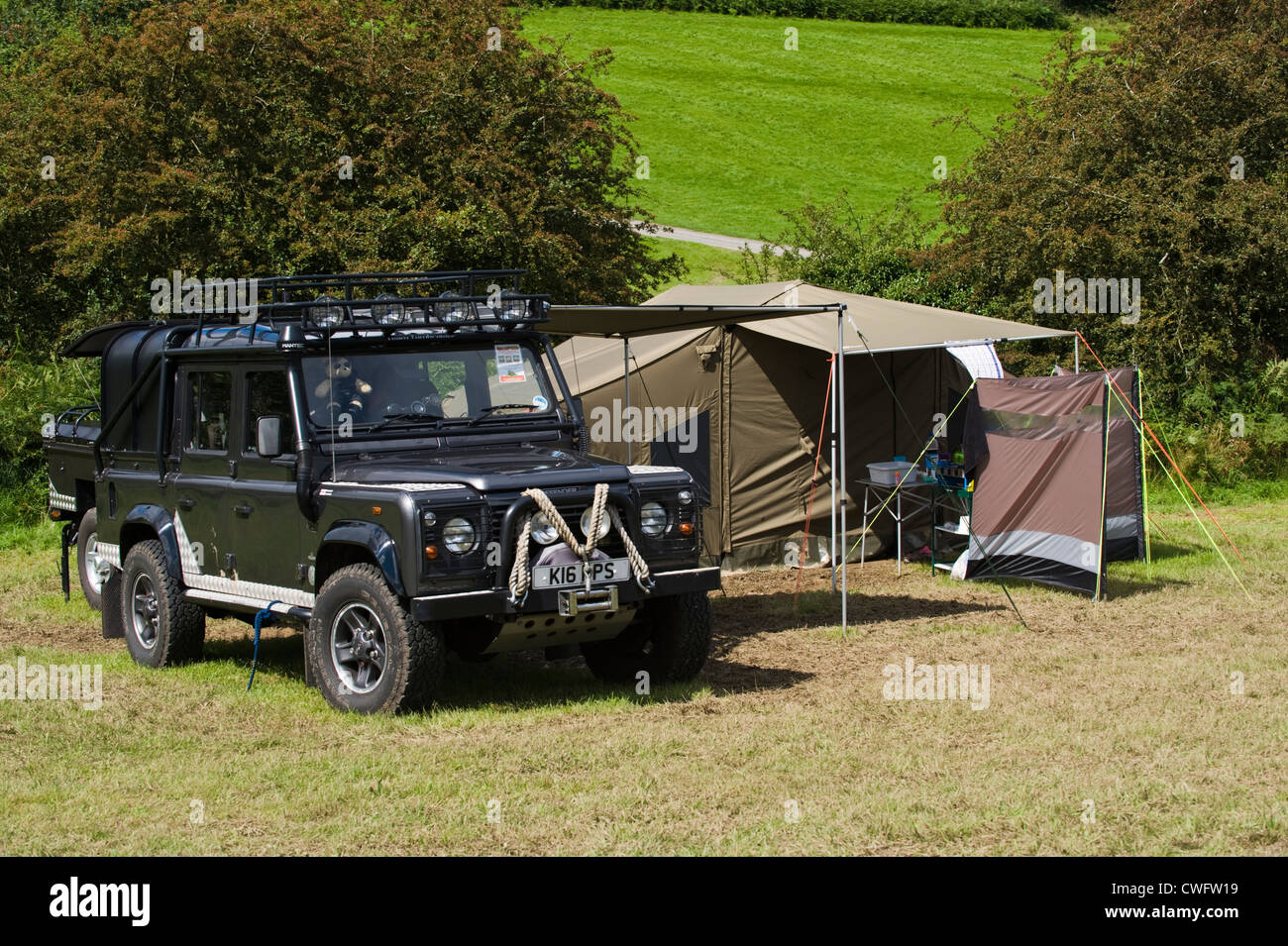 Land Rover Defender 110 camping auf Land Herefordshire England UK ...