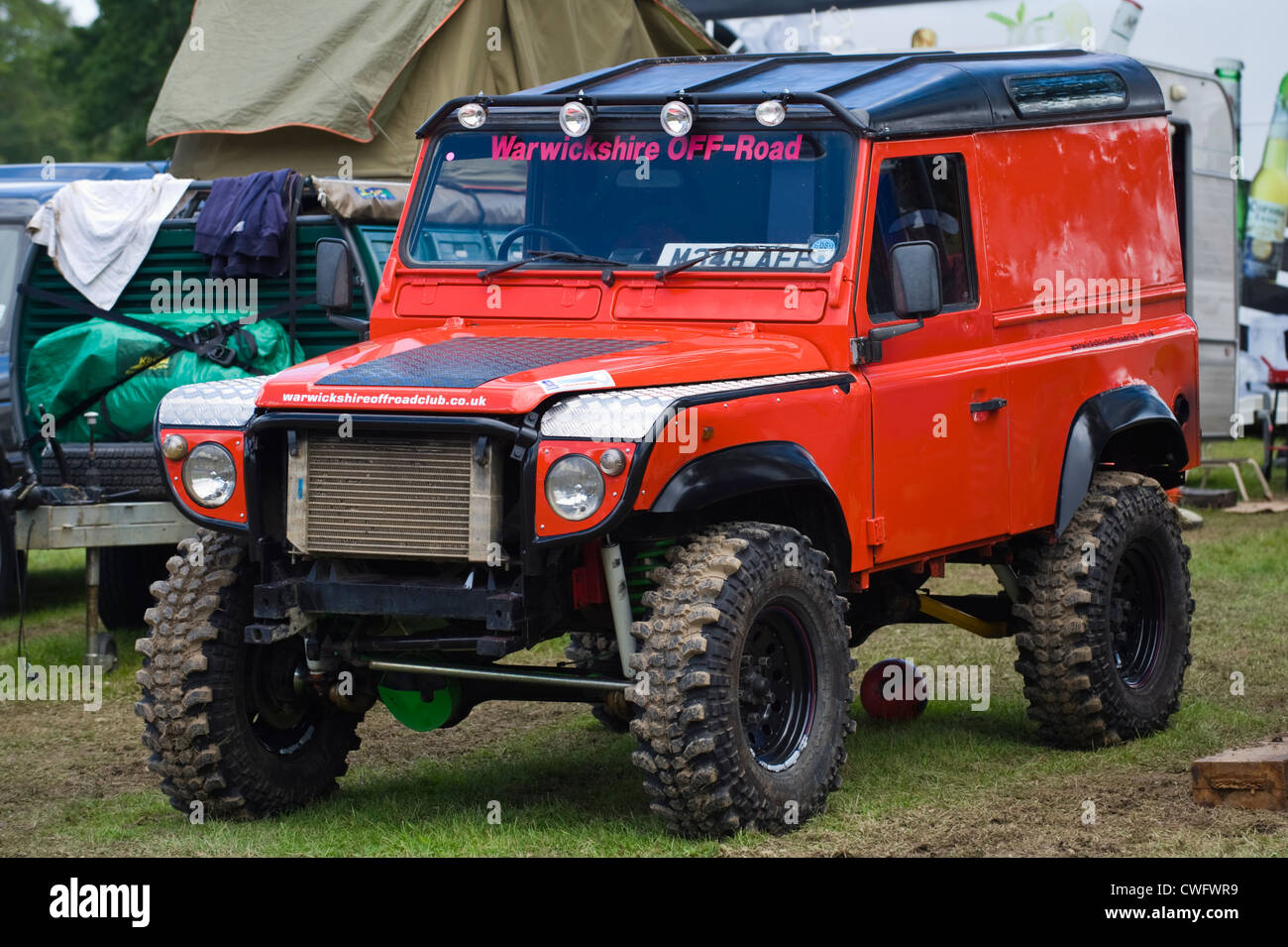 Stark modifiziert 4 x 4 Land Rover Defender 90 für extreme Offroad an ...