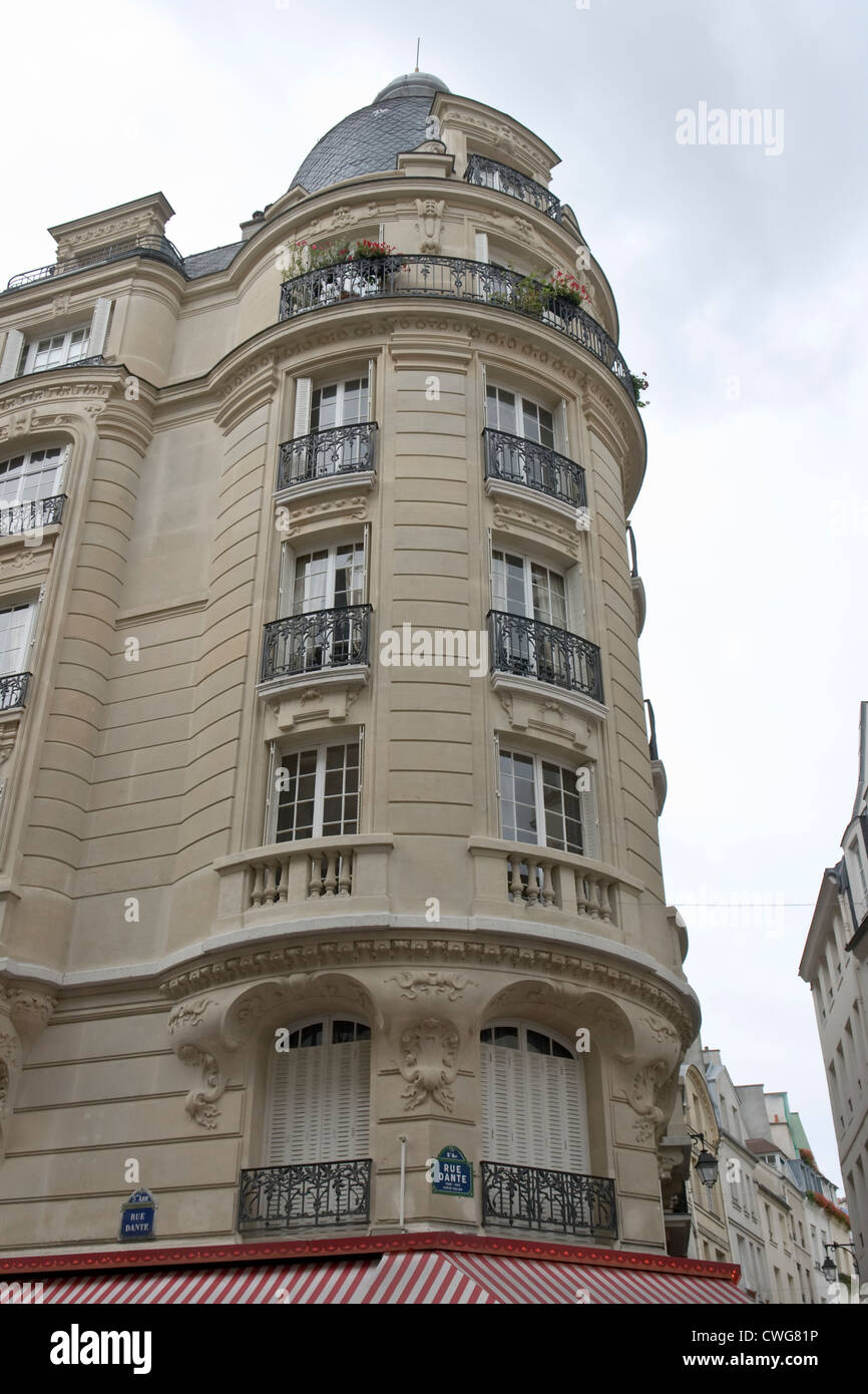 Apartment building paris -Fotos und -Bildmaterial in hoher Auflösung ...