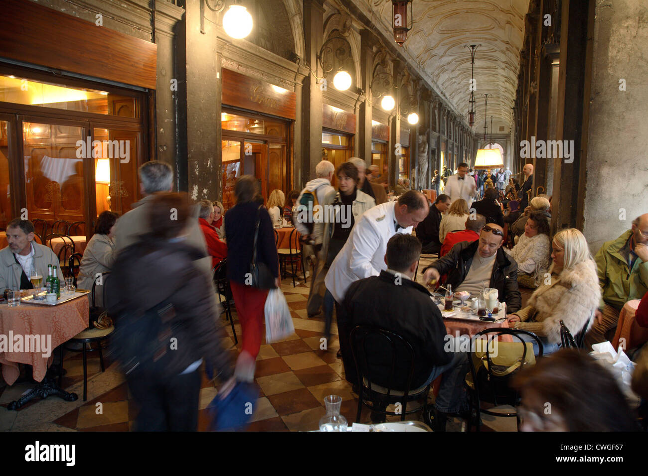 GRAN CAFFE QUADRI Markusplatz Venedig Stockfotografie - Alamy