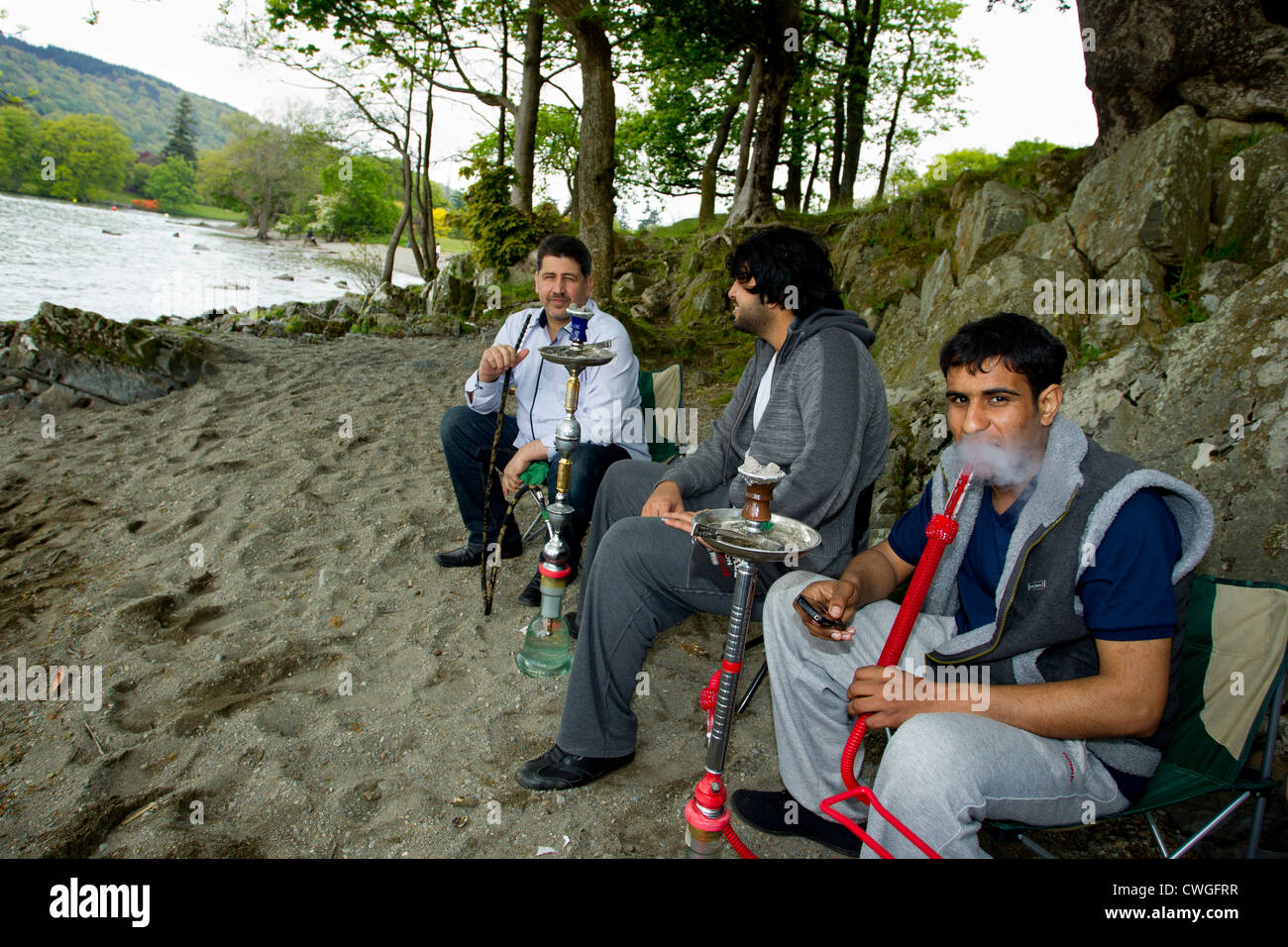 Eine Gruppe Rauchen ihre traditionelle Shisha-an den Ufern des Lake ...