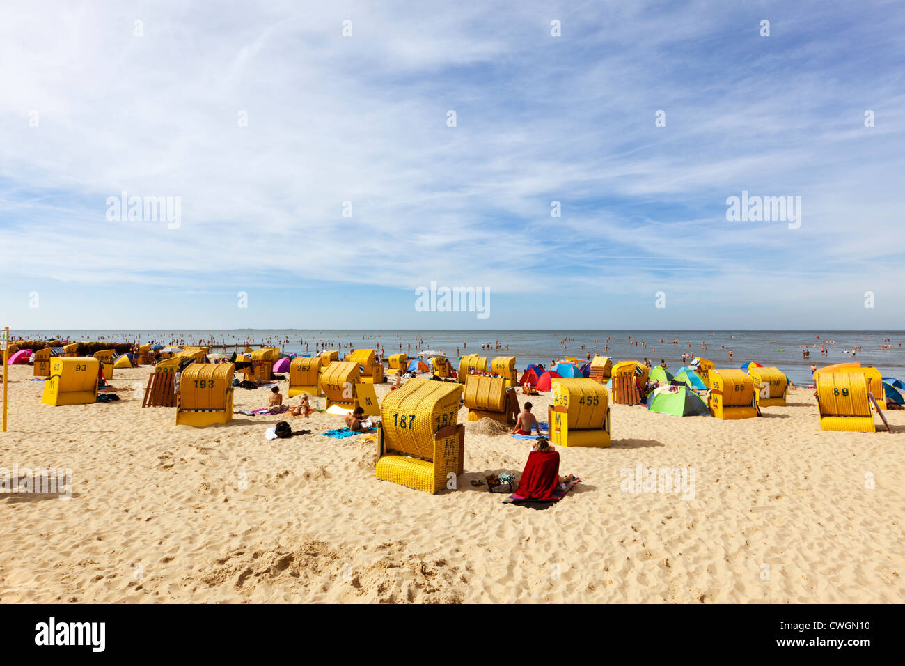 Menschen, die am heißesten Tag des Jahres am Strand von Duhnen mit ...