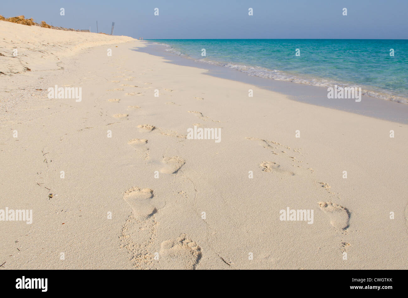 Fußspuren Schritte im Sand am Strand des Sol Cayo Santa Maria Resort ...