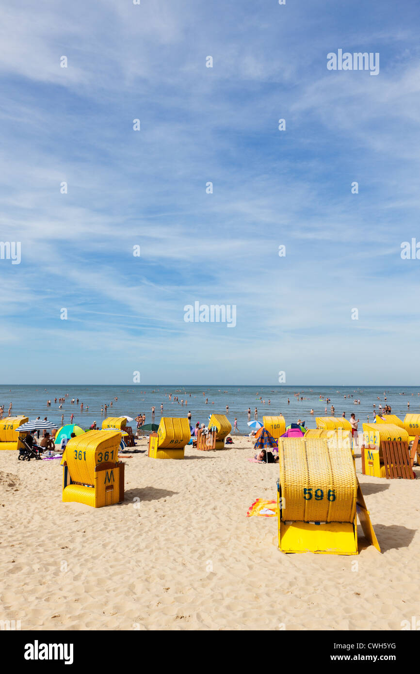 Menschen, die am heißesten Tag des Jahres am Strand von Duhnen mit ...