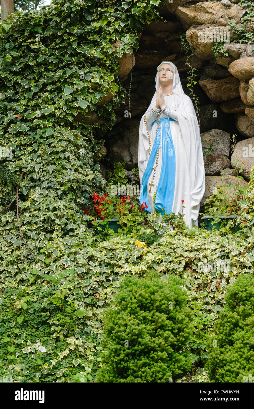 Statue der Heiligen Maria in einem Schrein zu Saint Jude ...