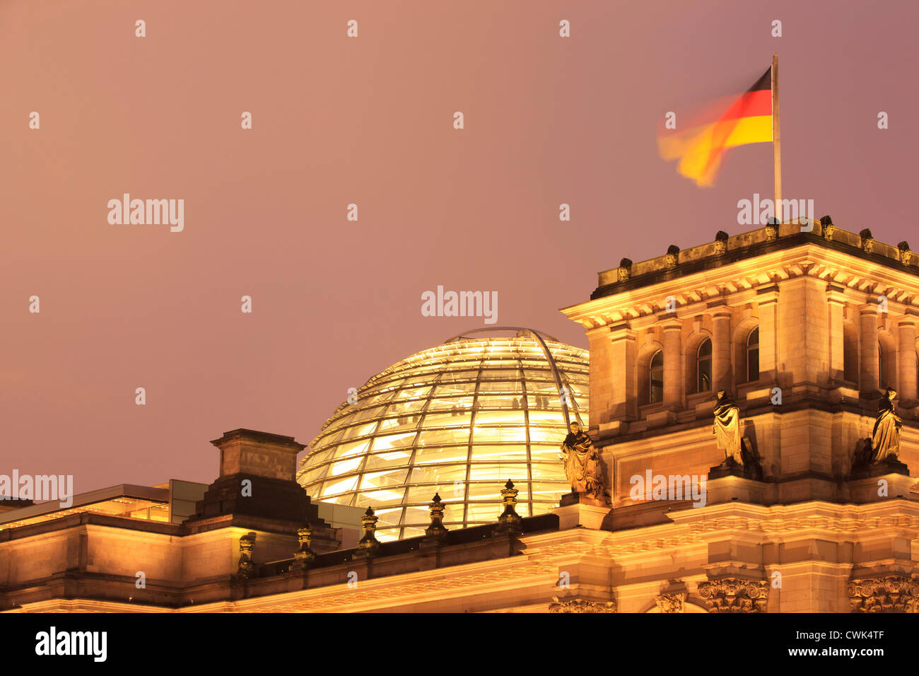 Reichstag kuppel nachts -Fotos und -Bildmaterial in hoher Auflösung – Alamy