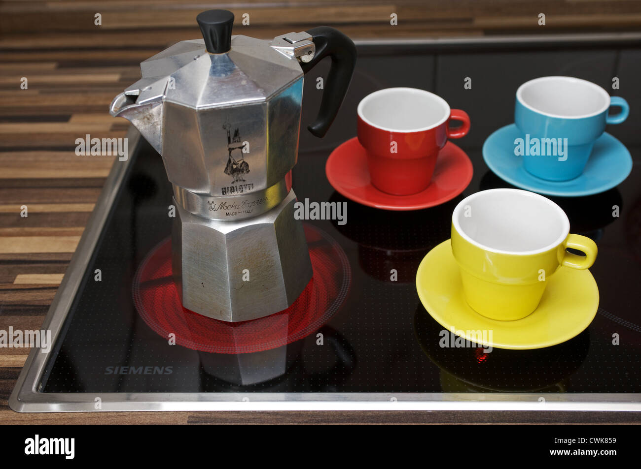 Bialetti Moka express Kaffeemaschine auf Elektro-Kochfeld ...