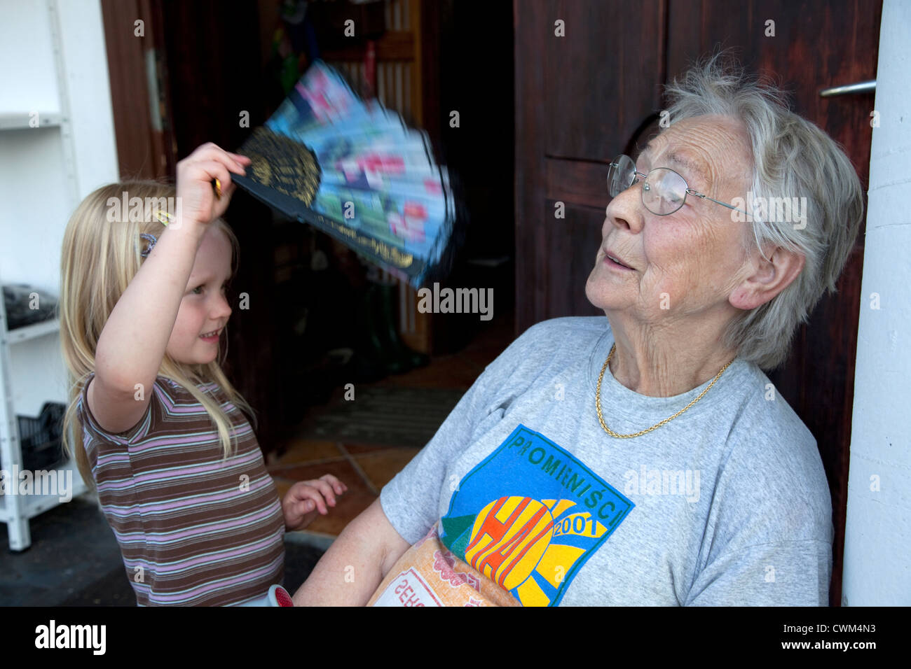 Urgroßmutter geschürt durch ihre Ur-Enkelin. Zawady Zentralpolen ...