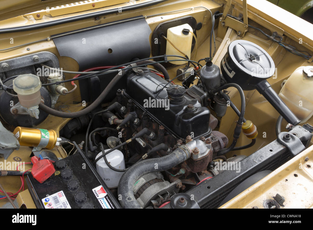 Vierzylinder-Benzin-Motor im Motorraum von einem 196070s Oldtimer ...