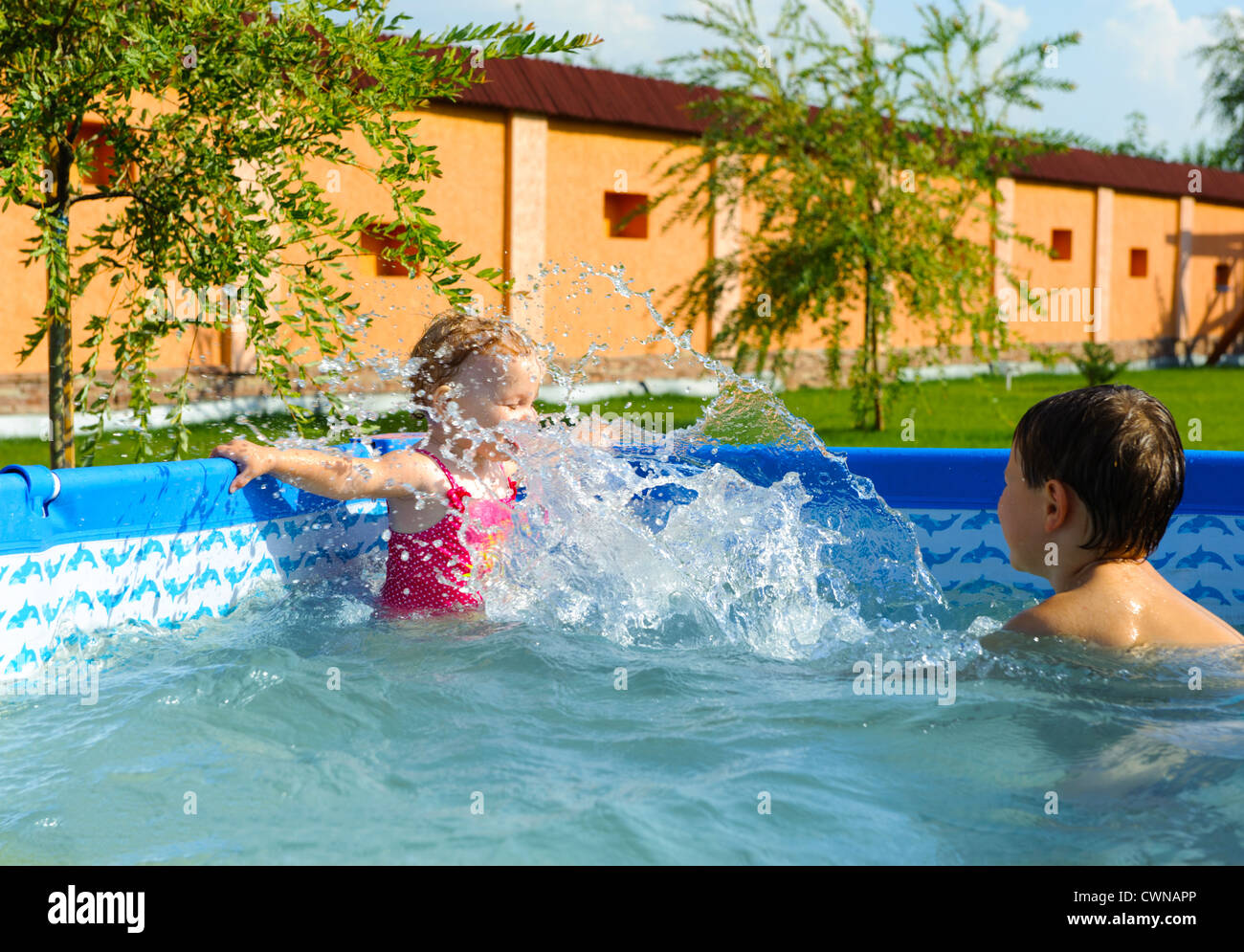 Bruder und Schwester, Schwimmen und planschen im pool Stockfotografie ...