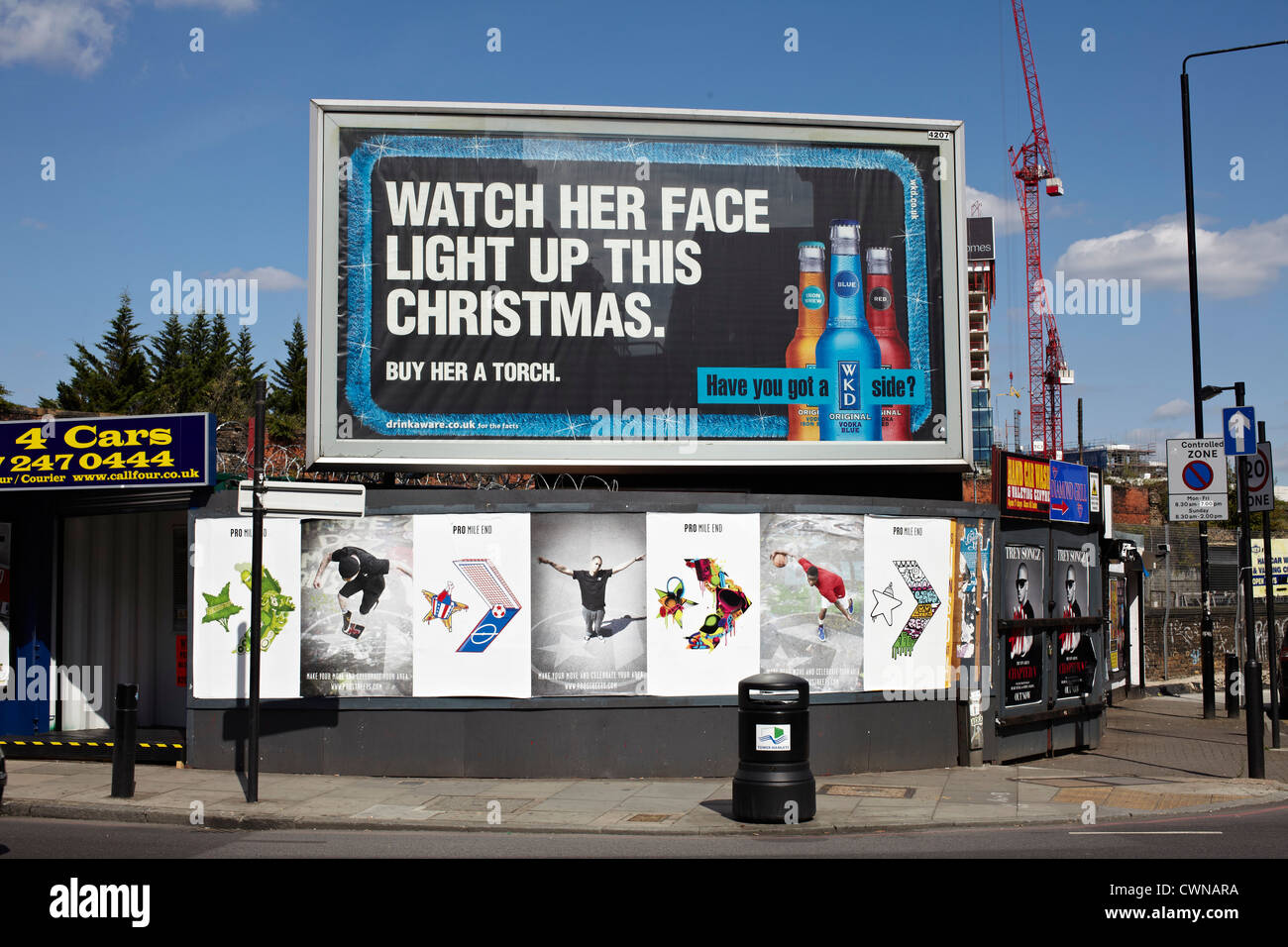 Adshells, Werbetafeln und hinterleuchtete Plakat und Design auf der ...