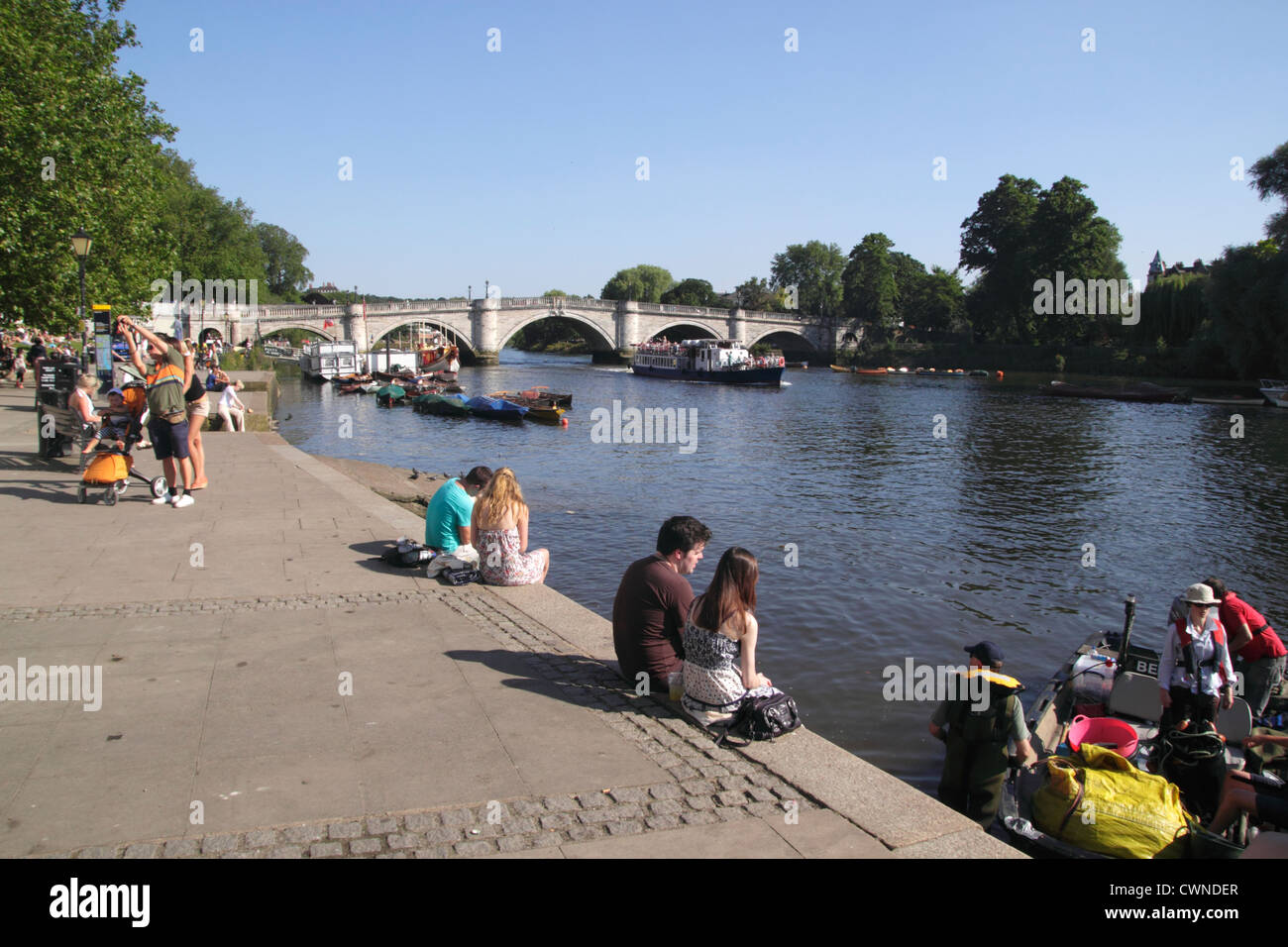 Richmond riverside people summer -Fotos und -Bildmaterial in hoher ...