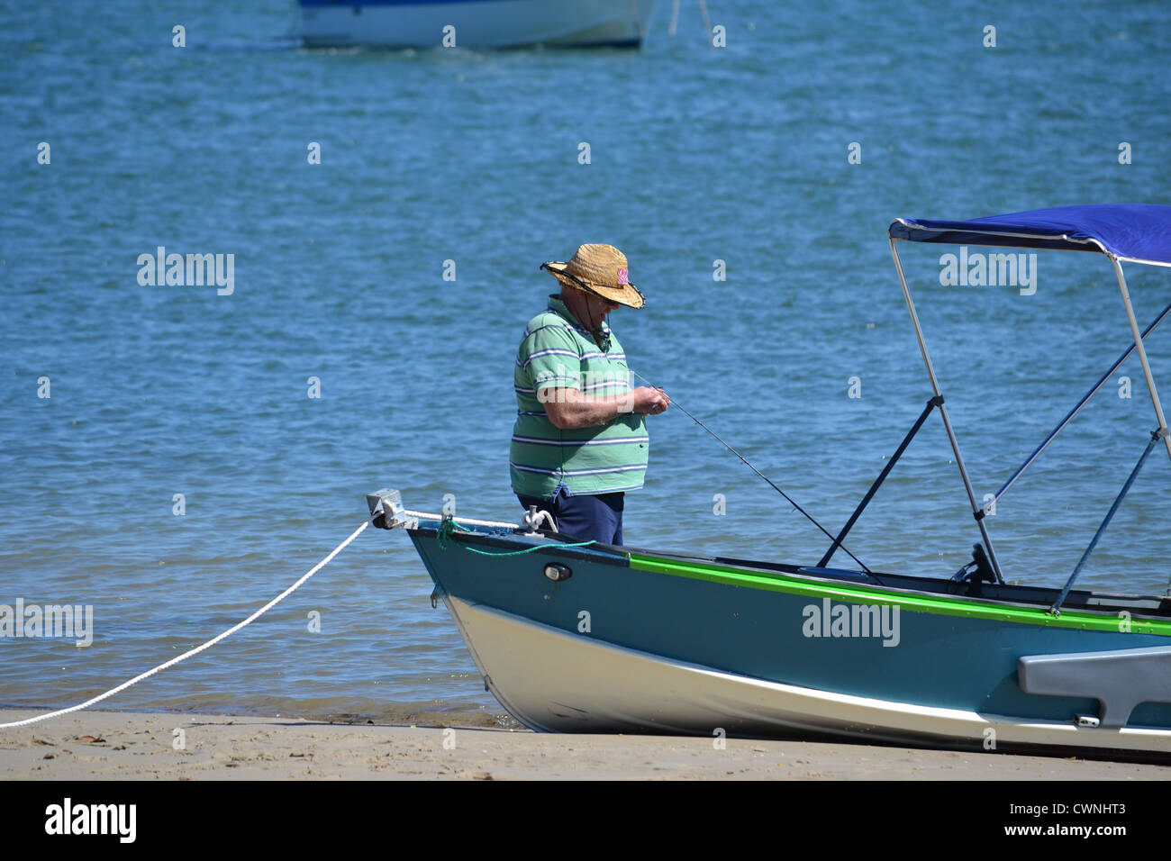Mann mit boot am strand -Fotos und -Bildmaterial in hoher Auflösung – Alamy