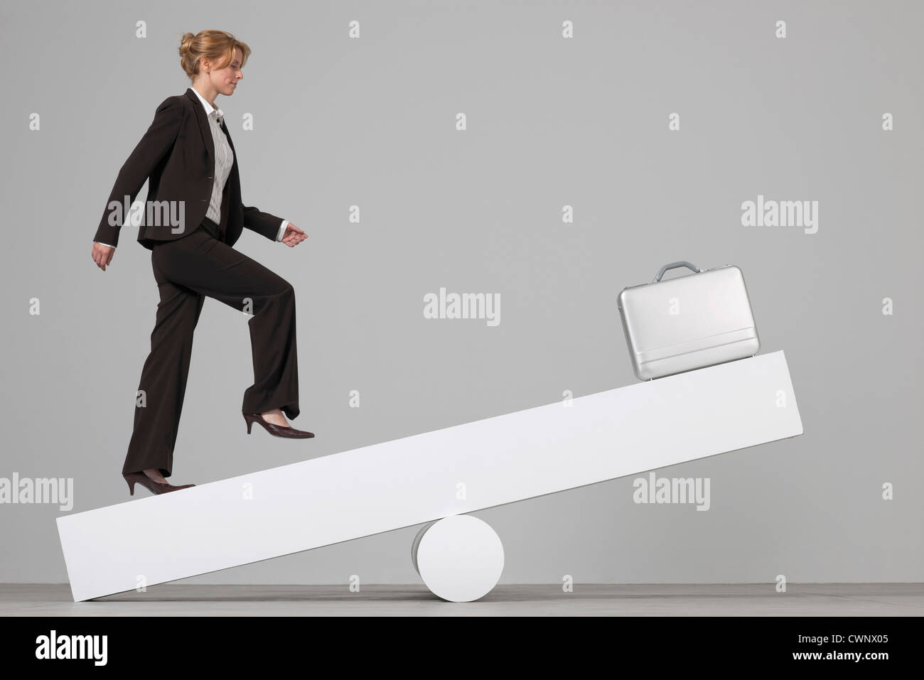 Teeter brett -Fotos und -Bildmaterial in hoher Auflösung – Alamy