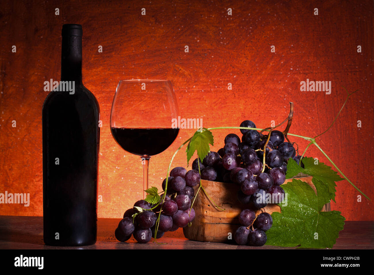 Roter toskanischer wein -Fotos und -Bildmaterial in hoher Auflösung – Alamy
