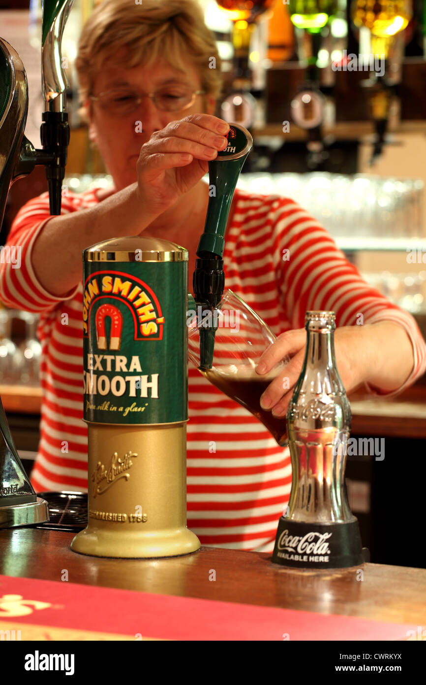 Barmaid club -Fotos und -Bildmaterial in hoher Auflösung – Alamy