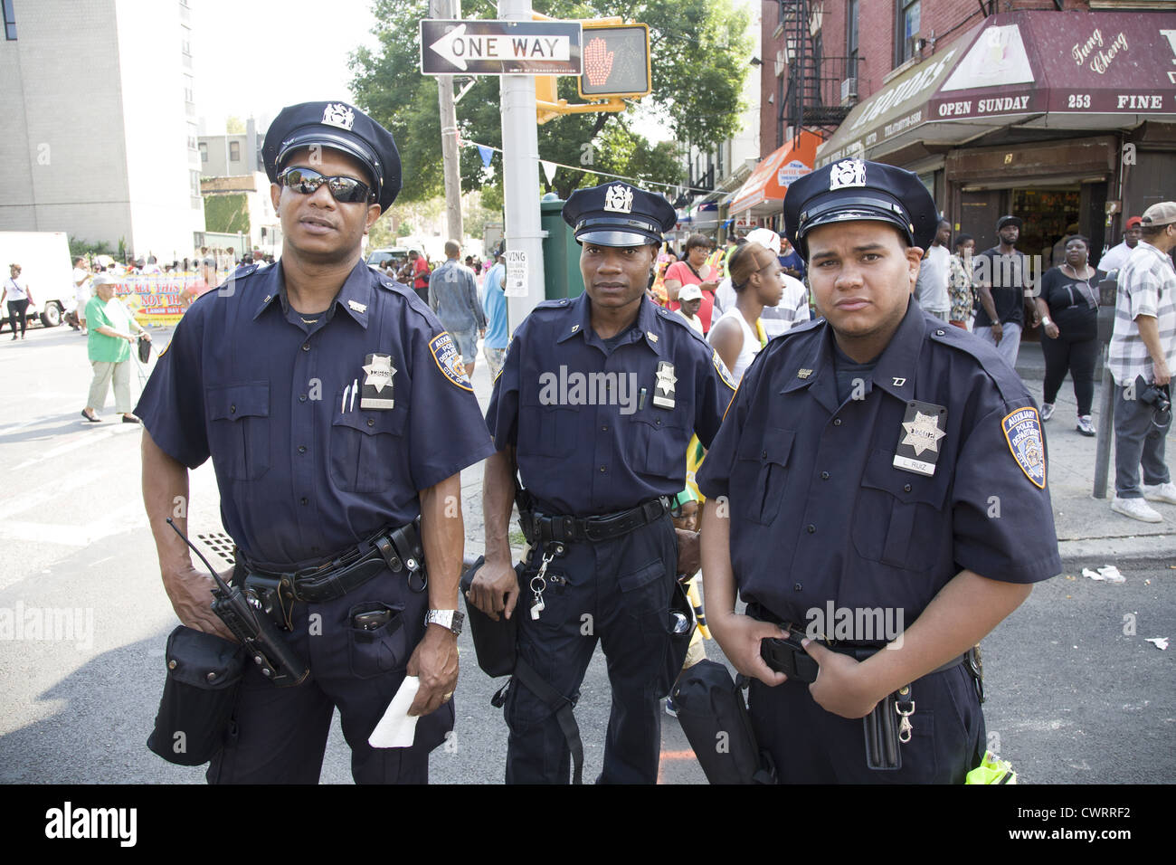 Hilfspolizei NYPD Offiziere arbeiten eine Parade in Crown Heights ...