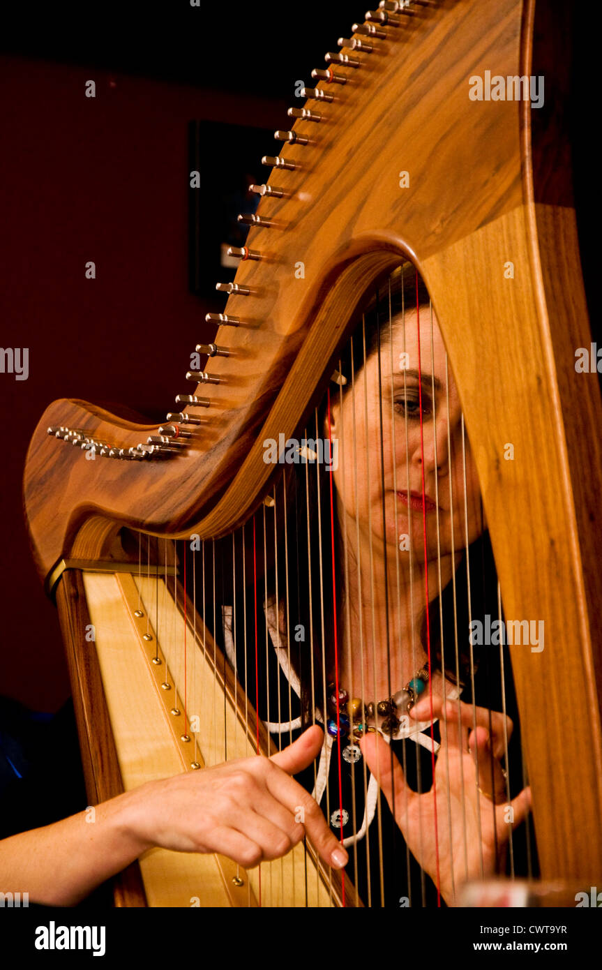 Irin spielt die Harfe Stockfotografie - Alamy