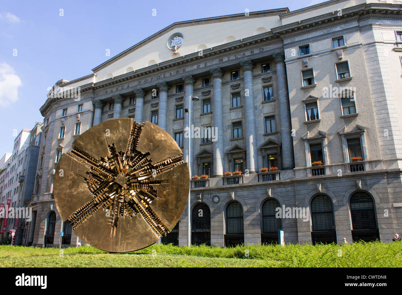 Arnaldo pomodoro skulptur -Fotos und -Bildmaterial in hoher Auflösung ...