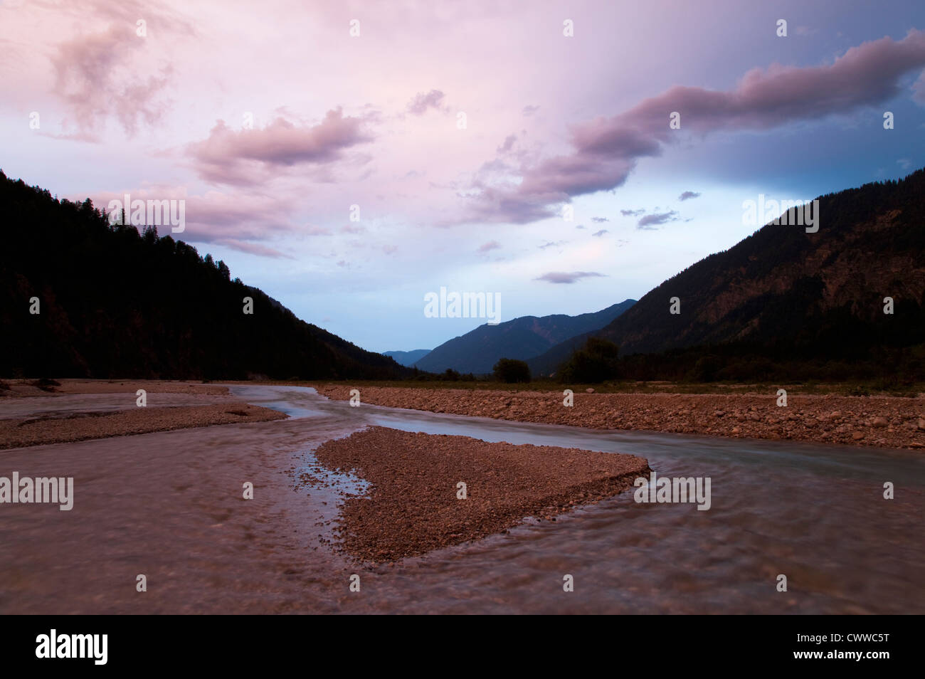 Tal natur fluss berg alpin -Fotos und -Bildmaterial in hoher Auflösung ...