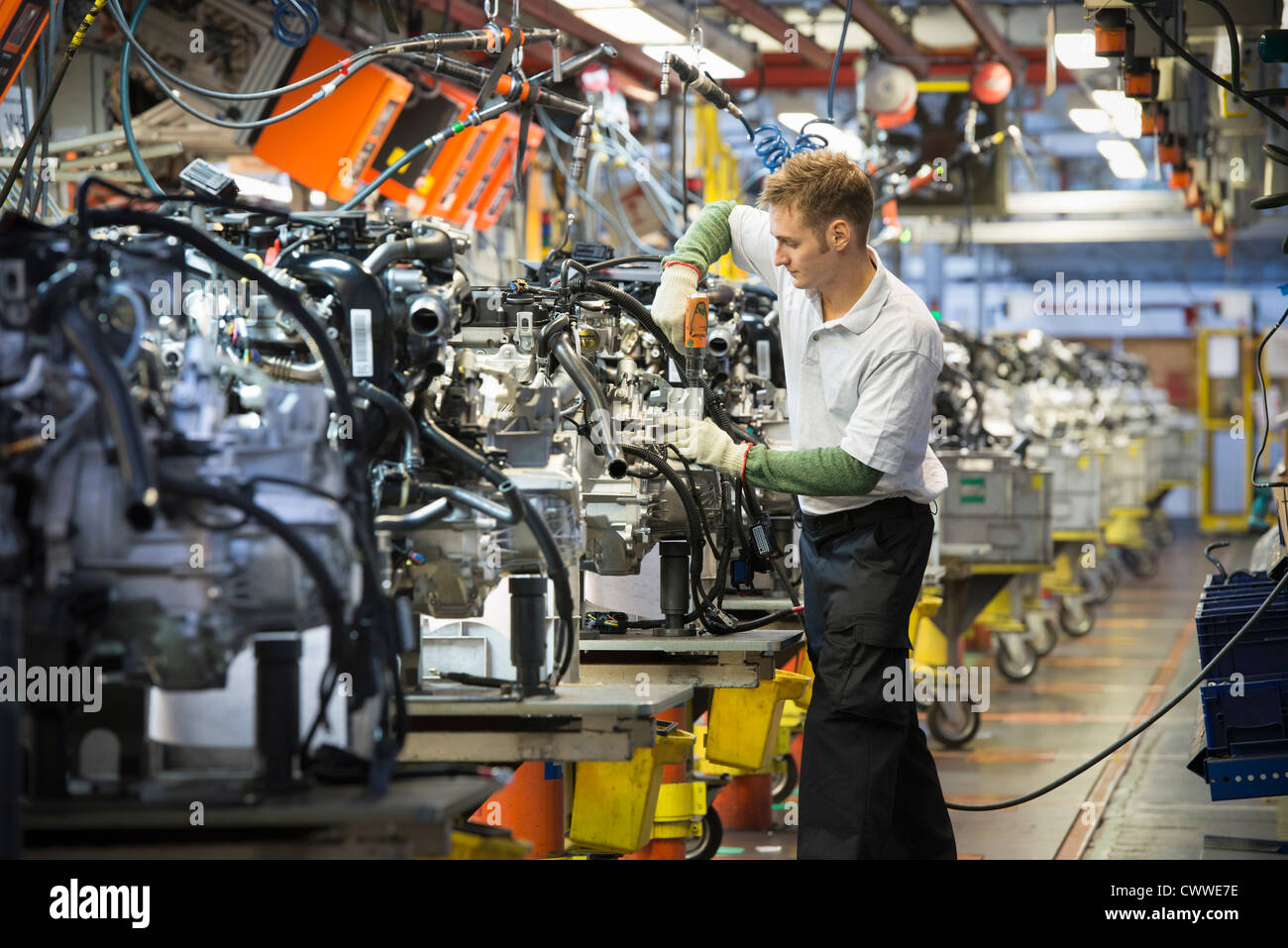 Arbeiter mit Motoren auf Produktionslinie in Automobilfabrik ...