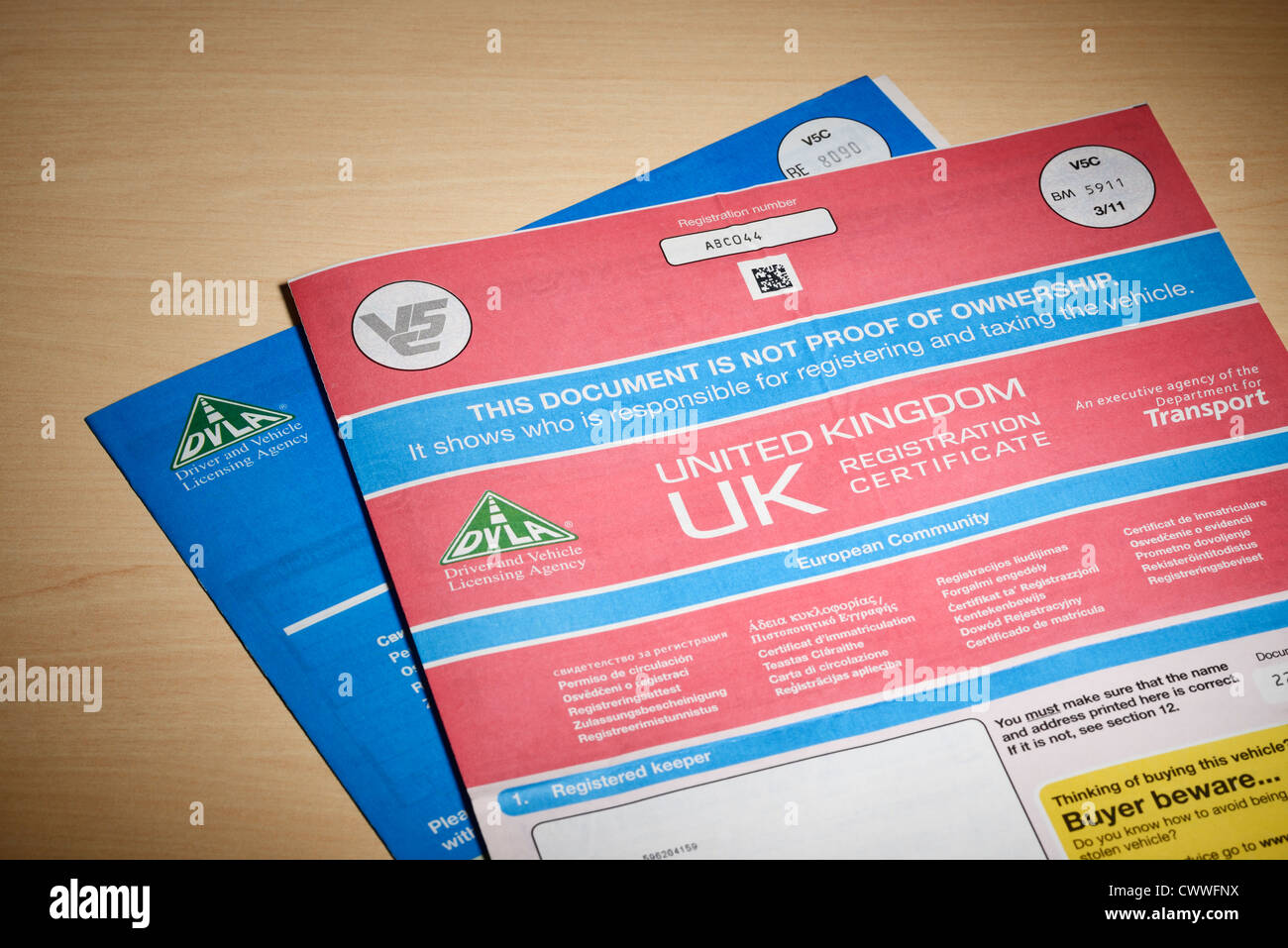 Neue rote DVLA V5C Auto Zulassungsbescheinigung ersetzt die alte blaue Version Stockfotografie Alamy