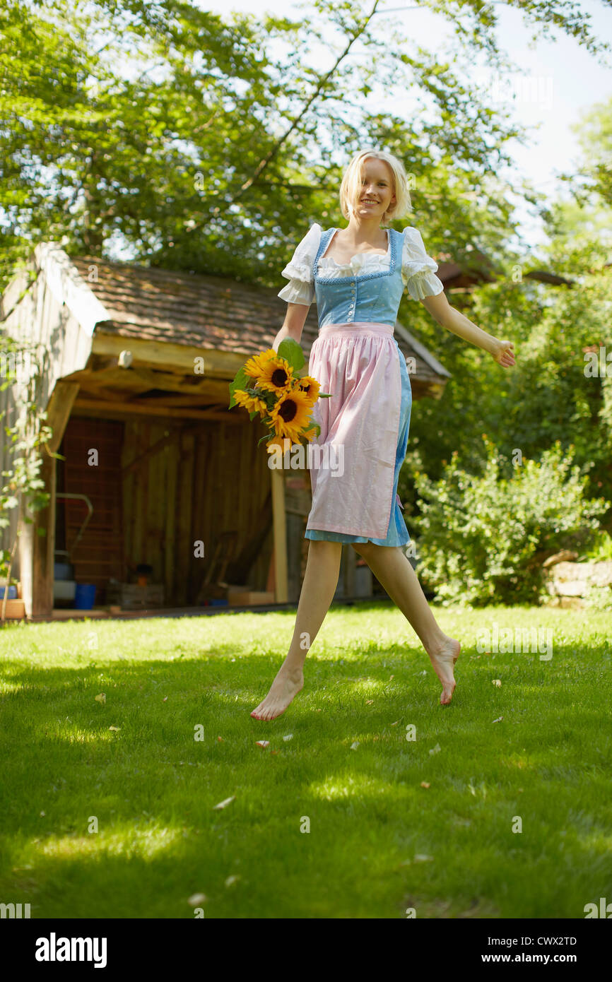 Frau mit Blumen im Garten Stockfotografie - Alamy