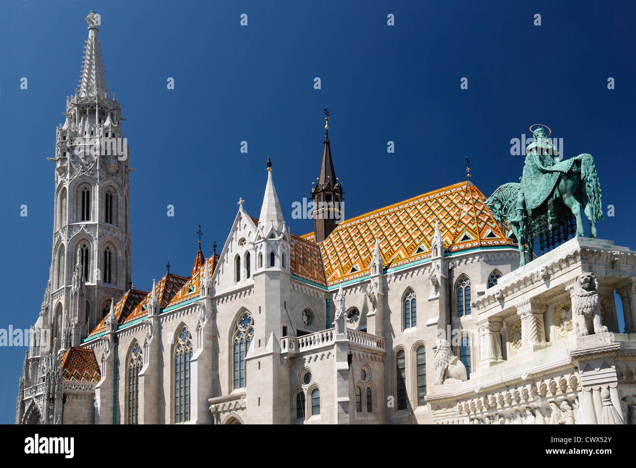 Matthiaskirche mit Statue des St. Stephen, Budapest Stockfotografie - Alamy