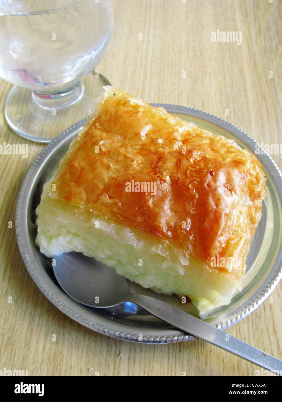 Griechische vanillepudding torte -Fotos und -Bildmaterial in hoher ...