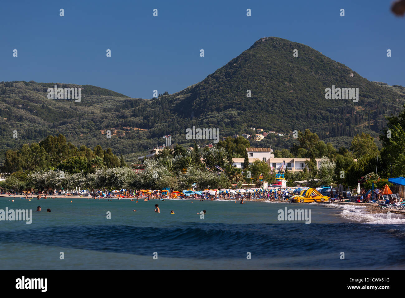 Touristen an einem Strand in Moraitika, Korfu, Ionische Inseln ...