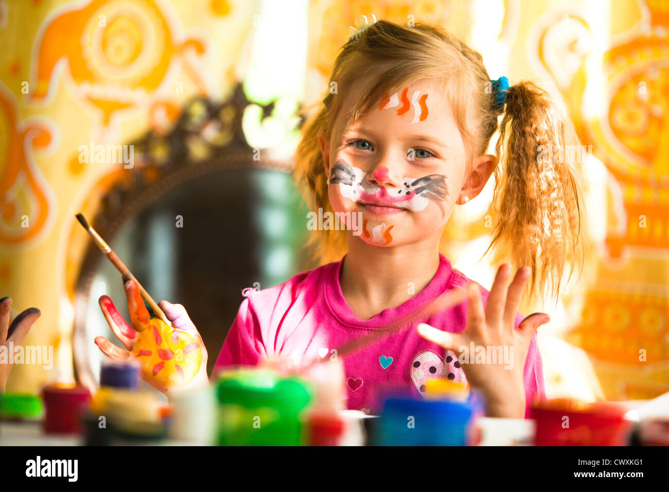 Kind, zeichnen, Malen mit Farbe des Gesichts Stockfotografie - Alamy