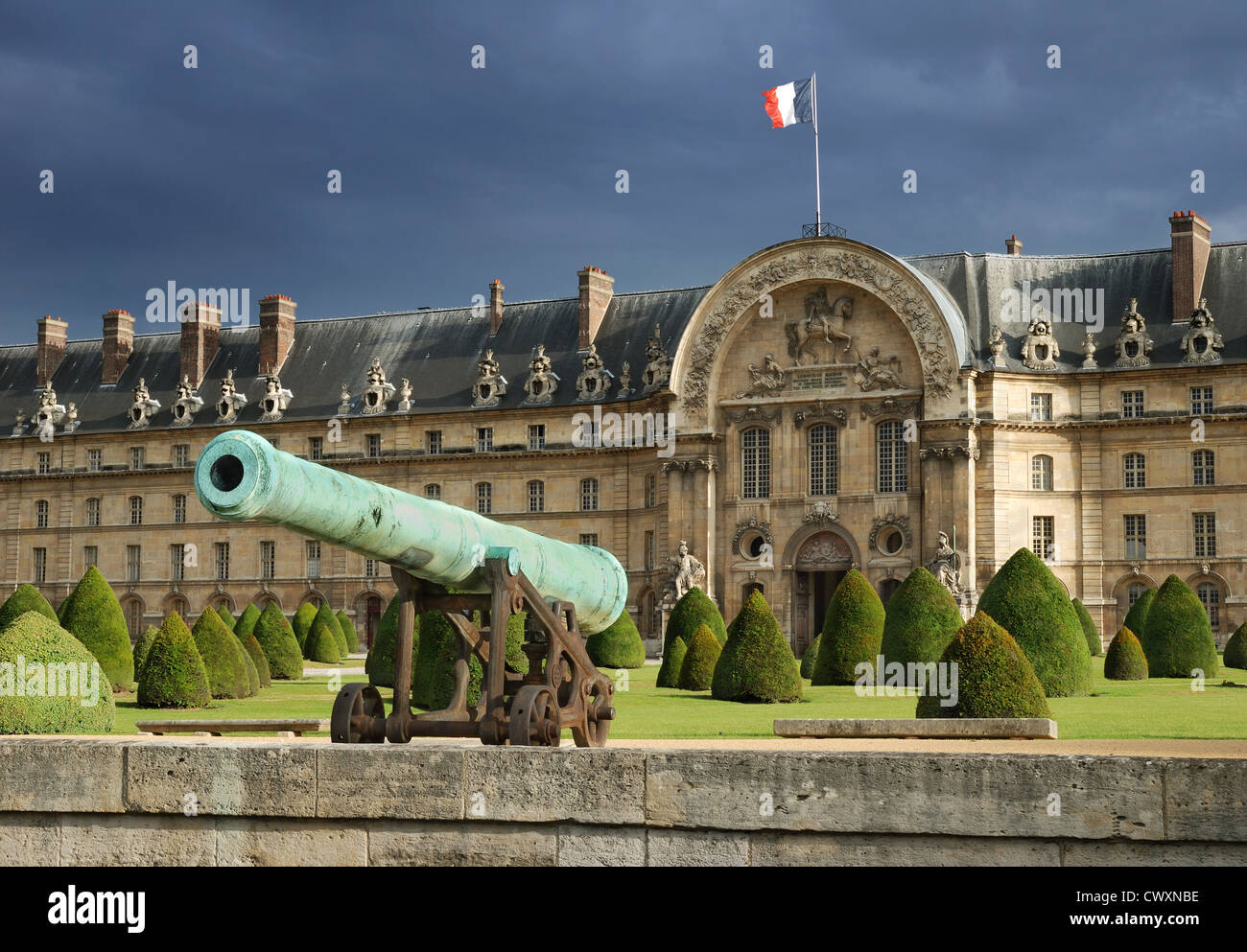 Historische Kanone im Museum von Les Invalides in Paris, Frankreich ...