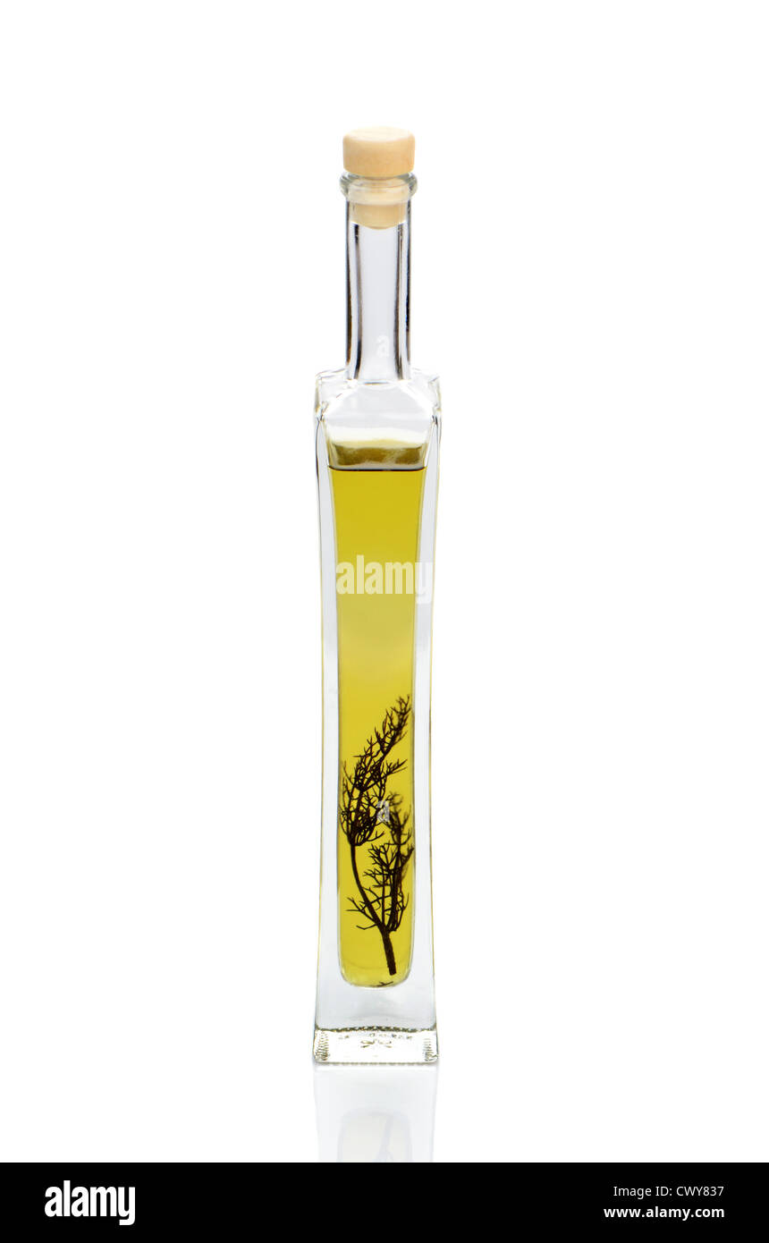 Flasche Schnaps, die isoliert auf weiss Stockfotografie - Alamy
