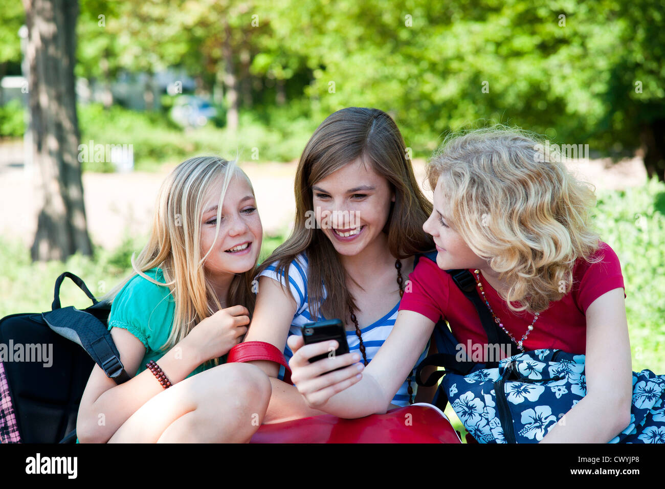 Jungendliche handy schulhof -Fotos und -Bildmaterial in hoher Auflösung ...